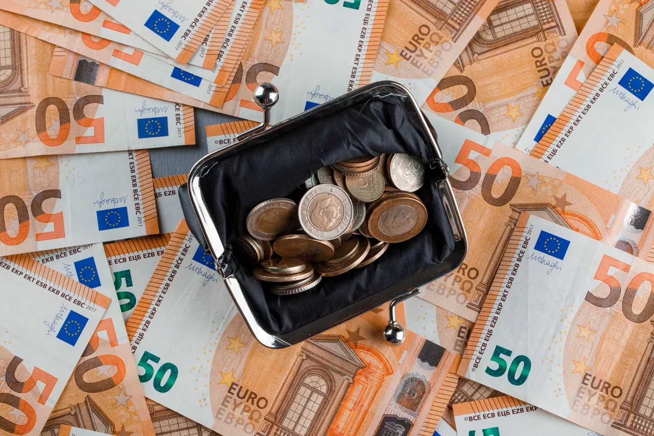 Cash geld in huis hebben: vanaf dit bedrag moet je aangifte doen